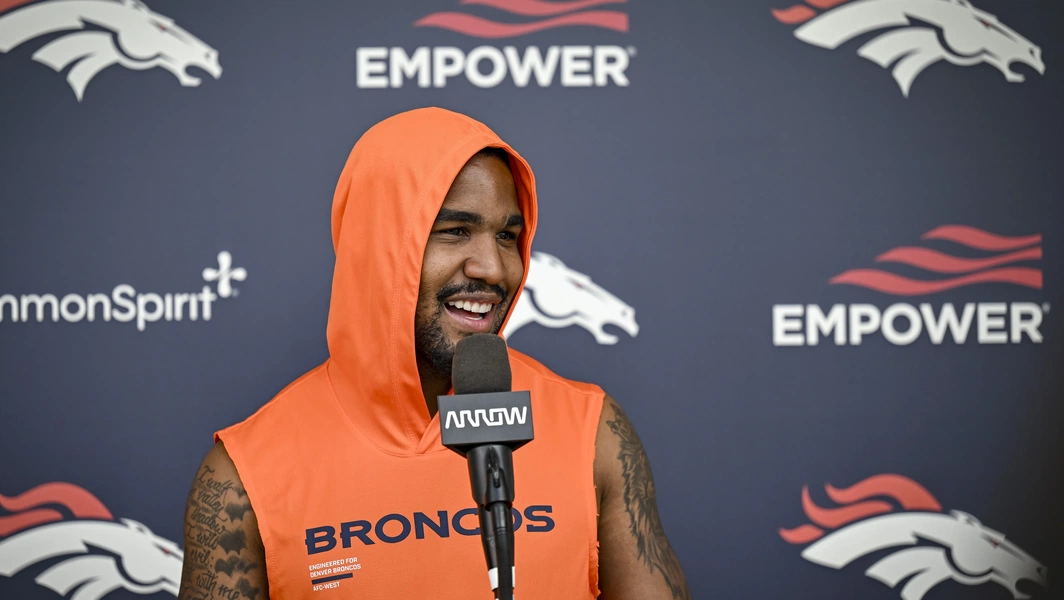 Broncos' high-priced Waddle trade draws praise and skepticism