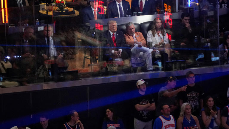 Donald Trumpot kifütyülték a Madison Square Gardenben, meg is itta a ...