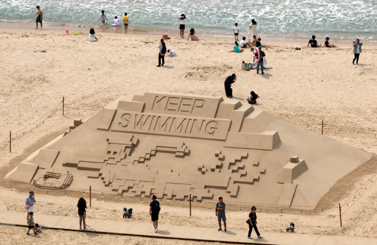 [포토] BTS 신곡 'KEEP SWIMMING' 적힌 모래 작품