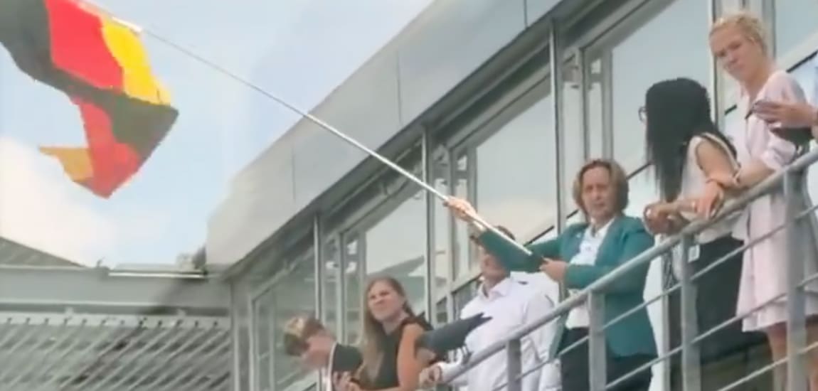 AfD-Politikerin Beatrix von Storch schwenkt Deutschlandfahne – dann ...