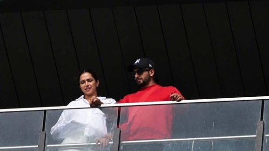 Deepika Padukone flaunts baby bump during outing with Ranveer Singh at ...