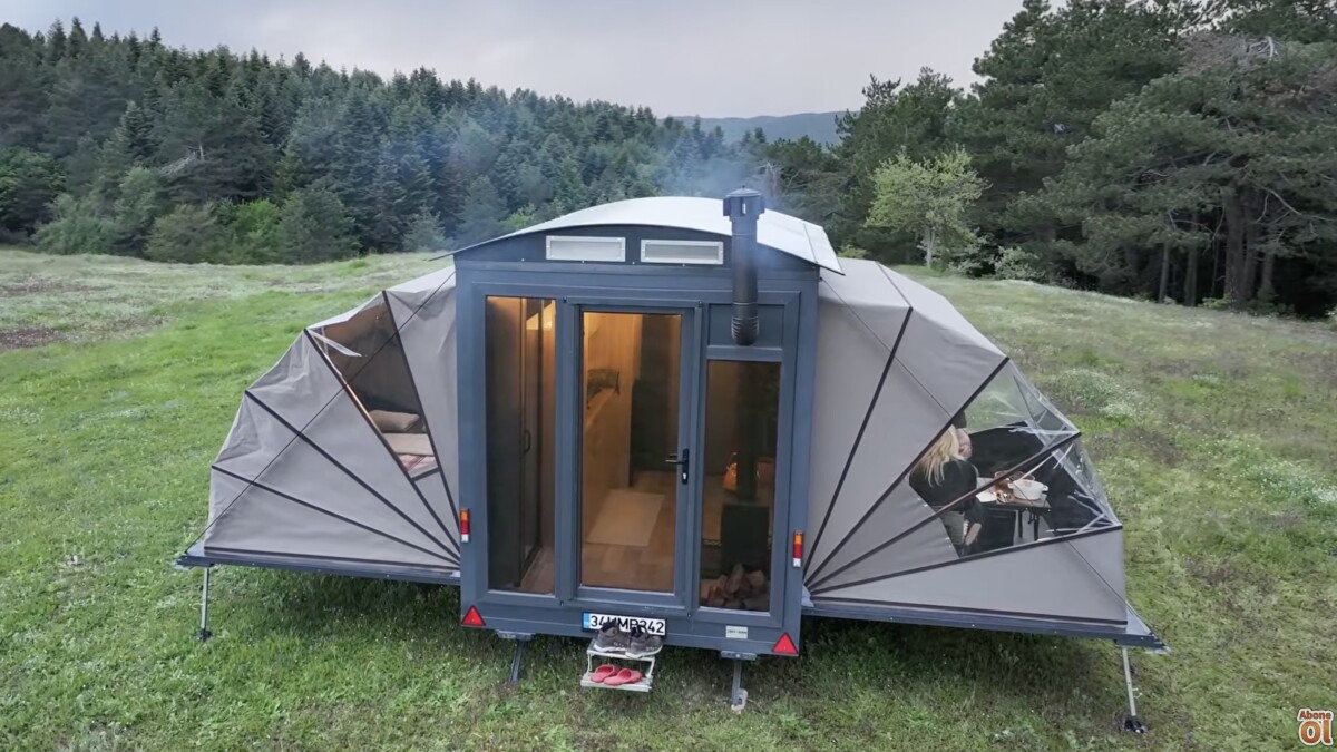 Halb Tiny House, halb Camper: Mini-Wohnwagen entfaltet sich wie ein ...