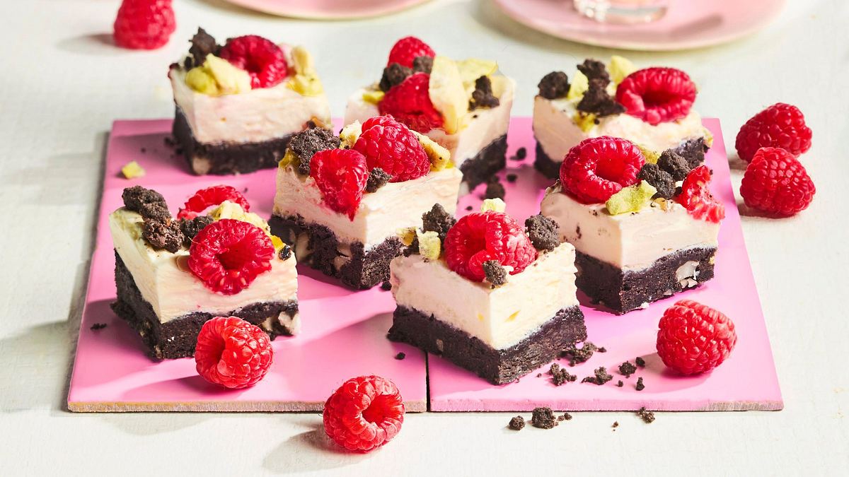Cheesecake-Würfel mit Schoko-Nuss-Boden