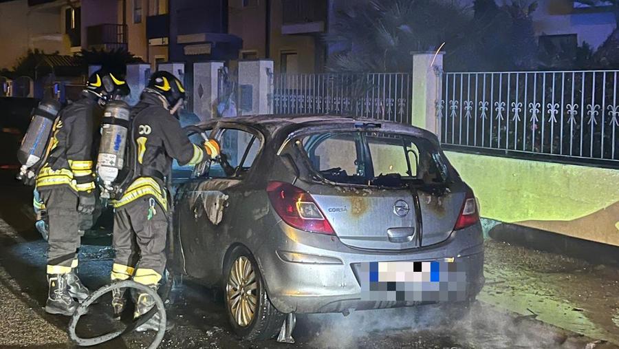 Raid incendiari a Cabras, arrestato un 26enne: «Estorsioni nel mondo ...