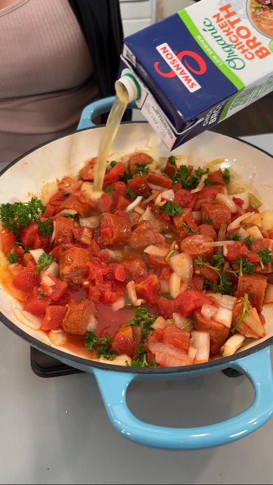 One pot linguica pasta bursting with bold garlic flavor
