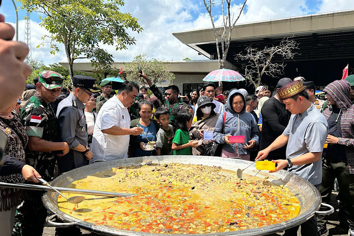PLBN Aruk jadi pusat masak besar kuali merah putih bersama Bobon Santoso