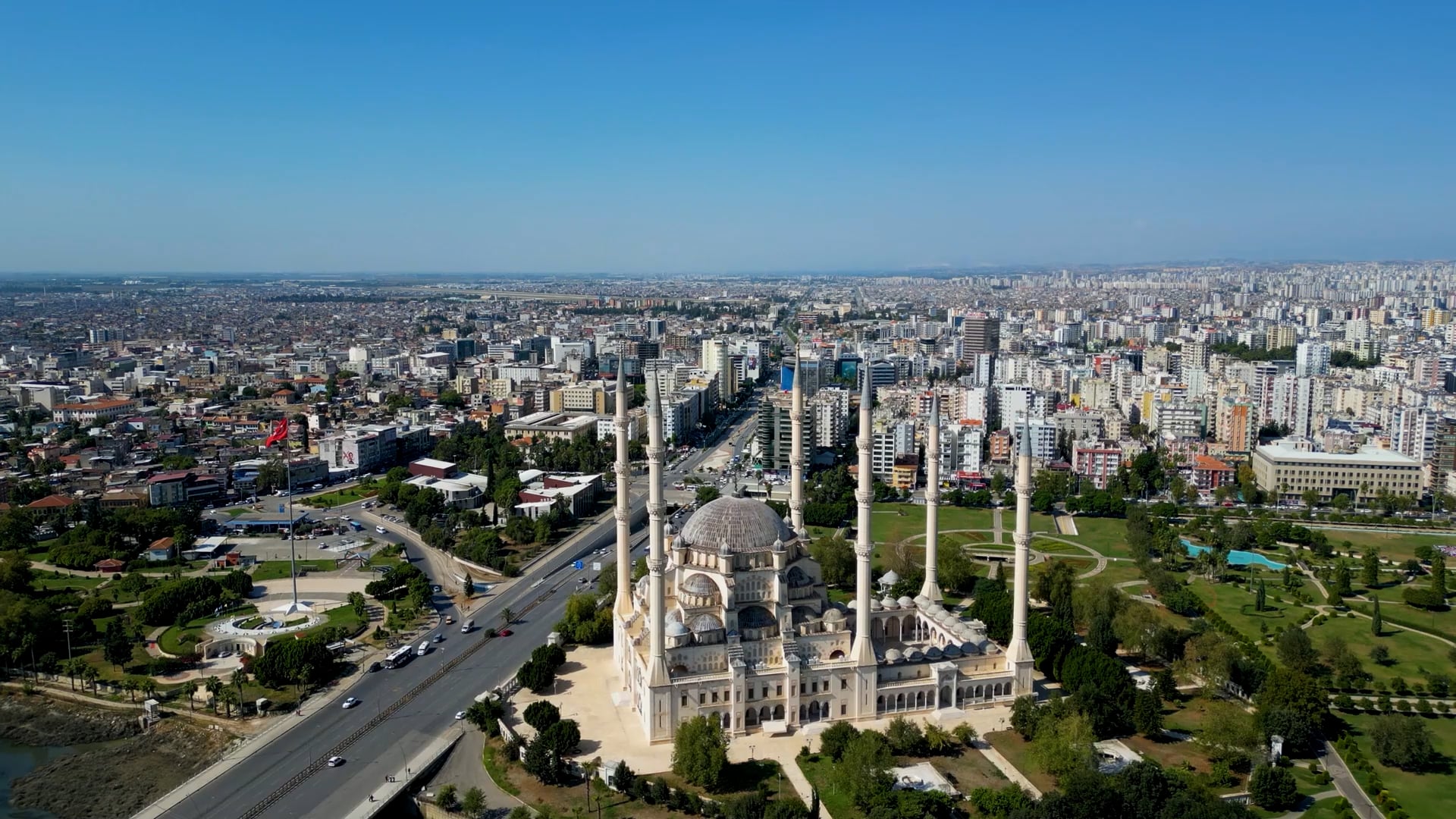 Adana, Tyrkia: Dronetur over Seyhan-elven