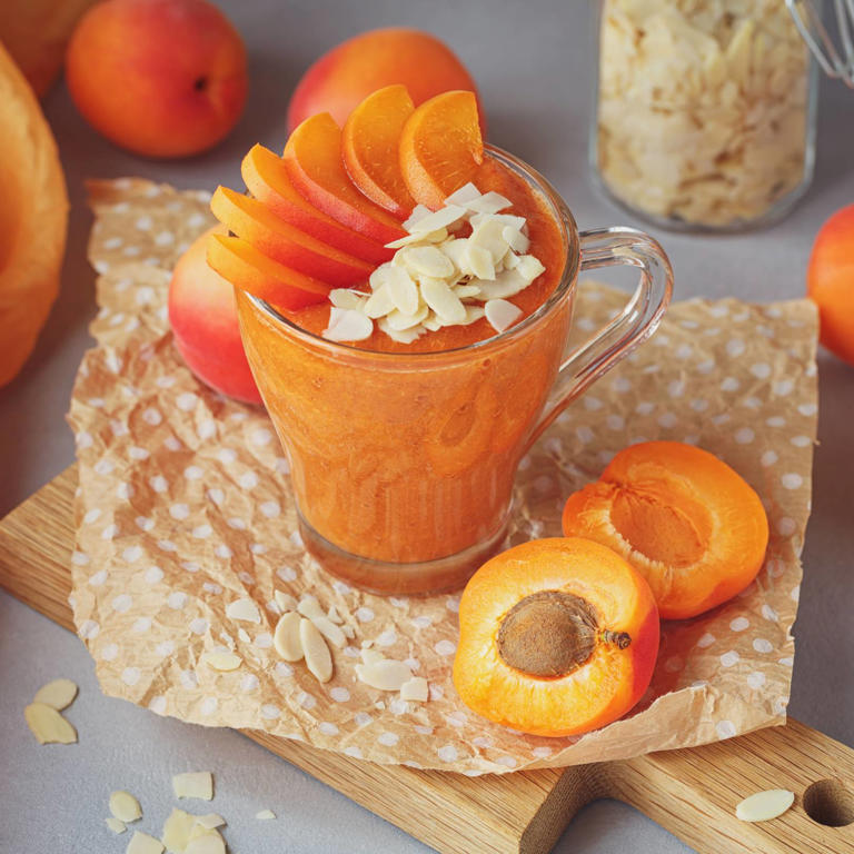5 perces, krémes barackos-mangós smoothie: tejmentes reggeli ital
