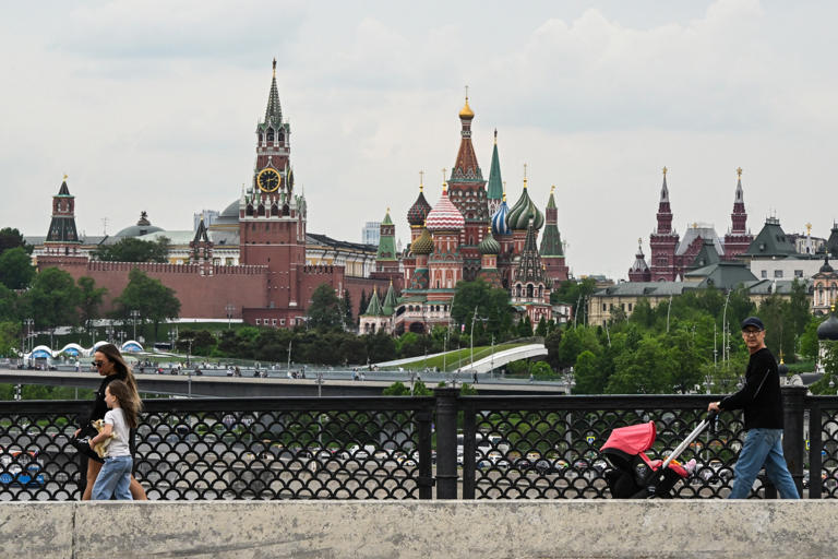 Moscow car bomb kills 1 person, investigators say, with victim yet to ...