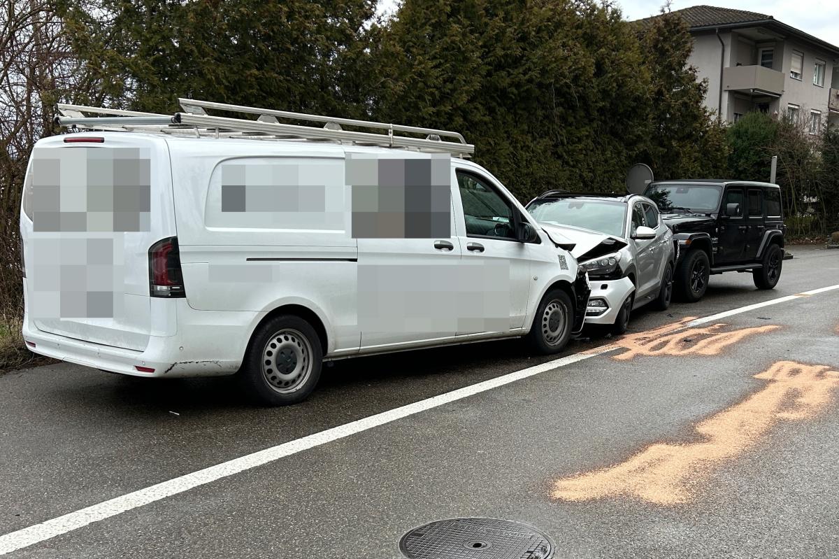 Frau und ihr einjähriges Kind werden verletzt, als ein Lieferwagen auf ...
