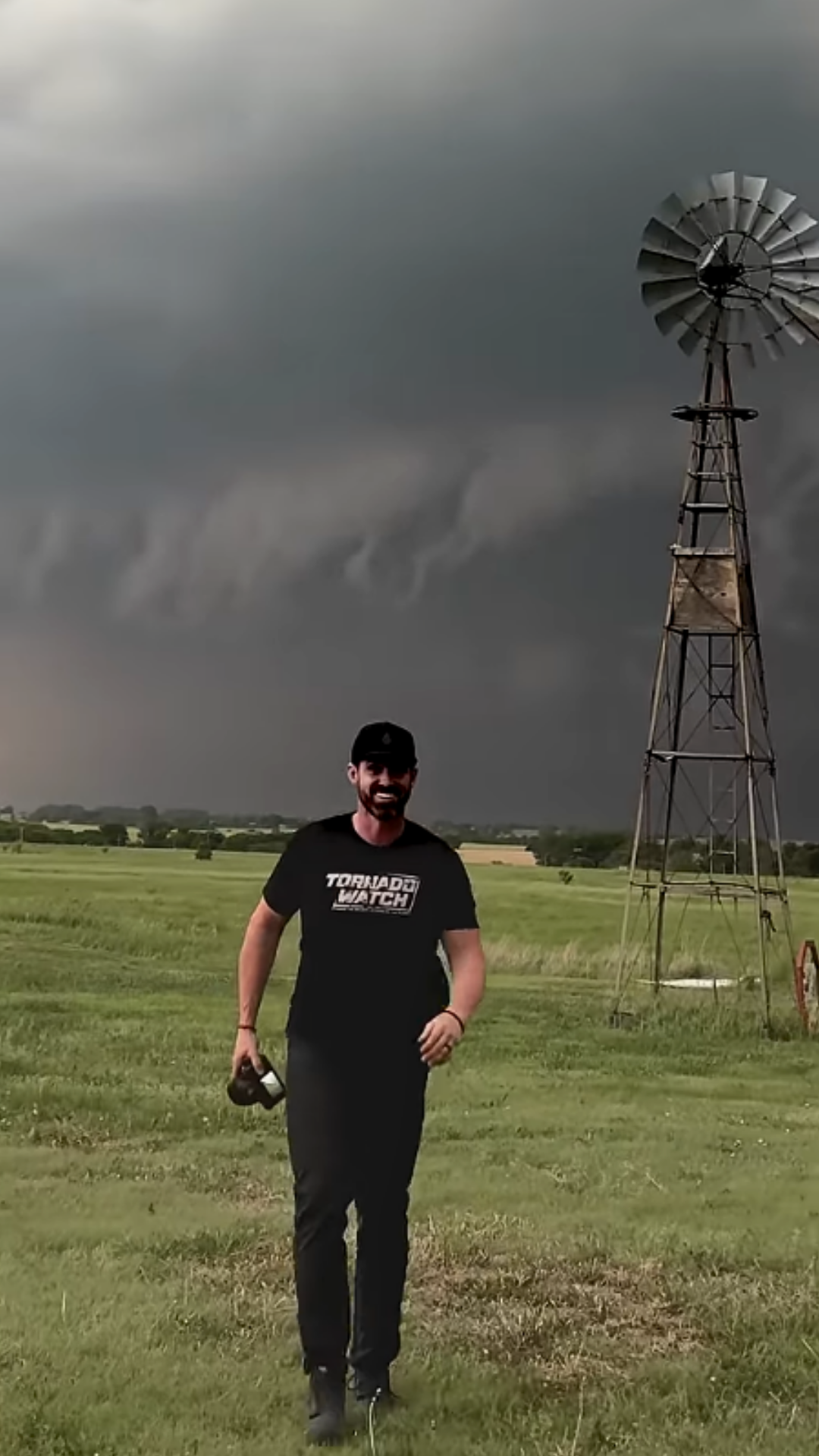 Gnarly tornado warned storm shows incredible power