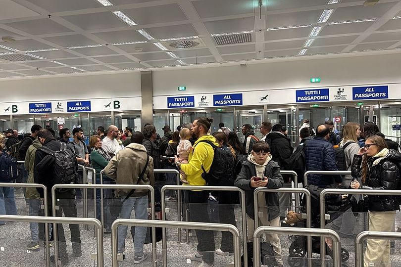 Major warning to holidaymakers with passengers facing six-hour airport ...