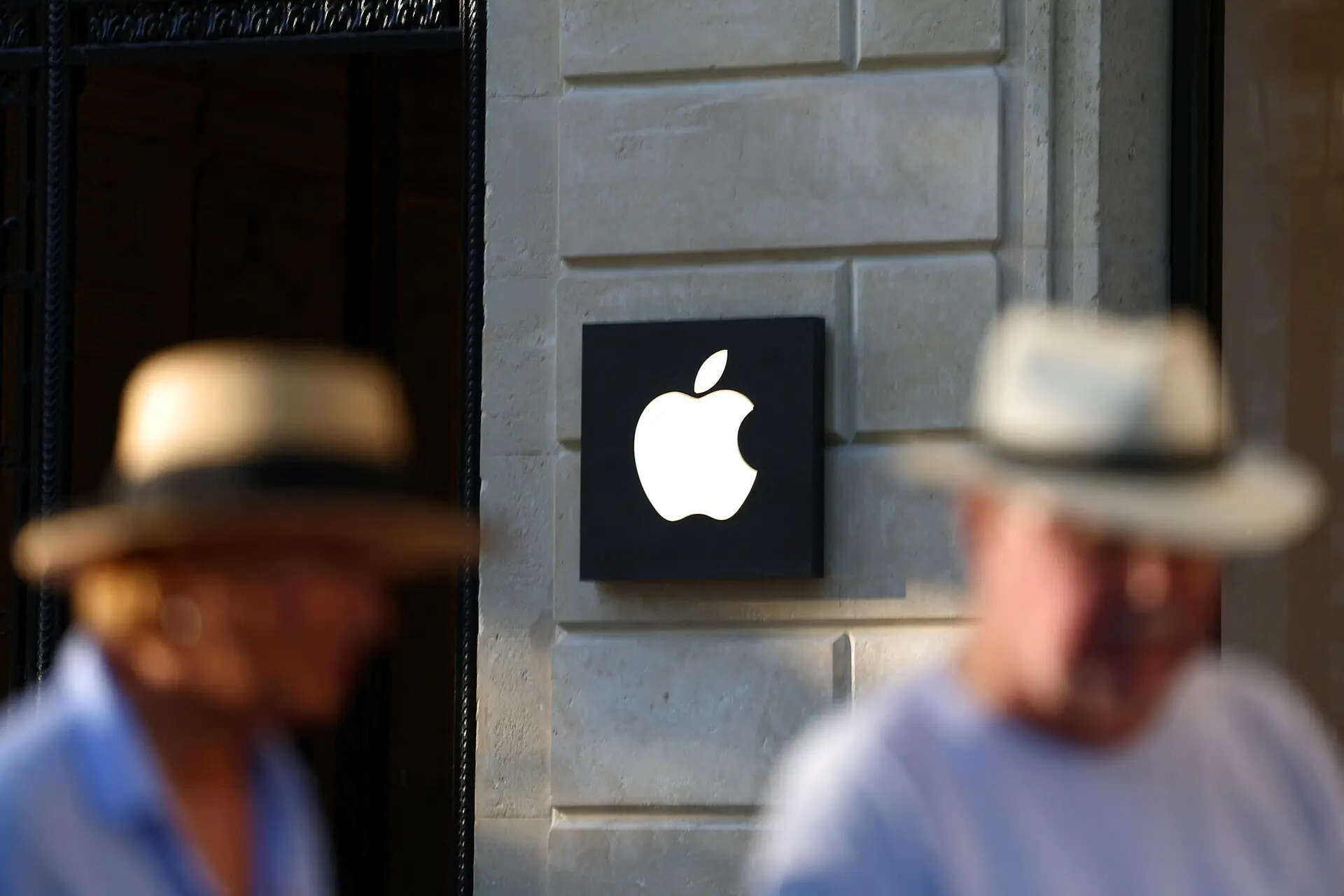 EU rejects Apple blame for delayed Siri AI rollout