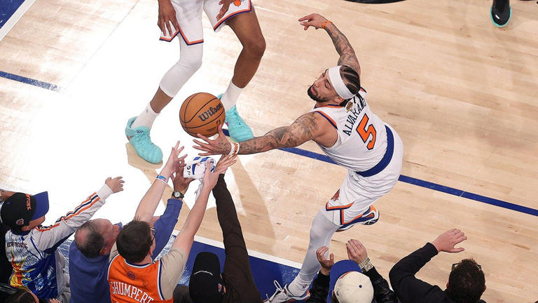 Knicks guard nearly wipes out Michael Bloomberg diving for loose ball ...