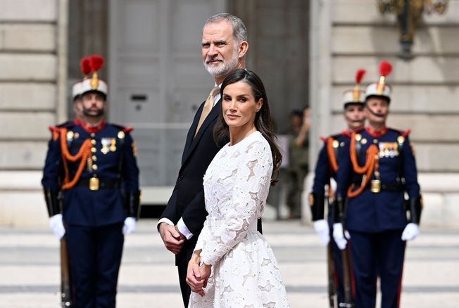 En deux apparitions, la reine Letizia prouve que le total look blanc ...