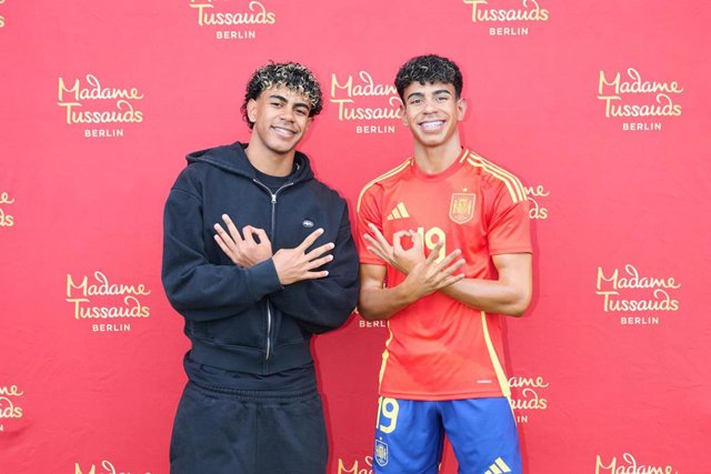 Lamine Yamal visita su figura de cera en Madame Tussauds Berlín