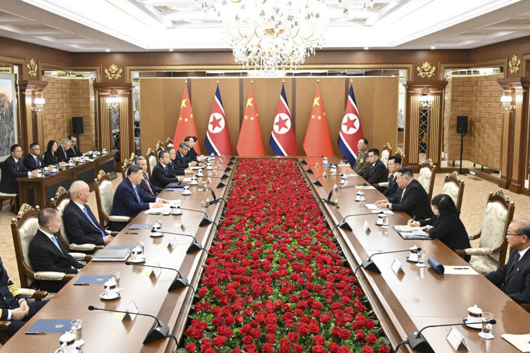 Xi Jinping conversa com Kim Jong Un em Pyongyang