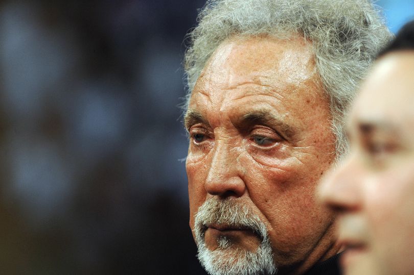 Tom Jones apologises for blanking singer after 'wanting to punch' star ...