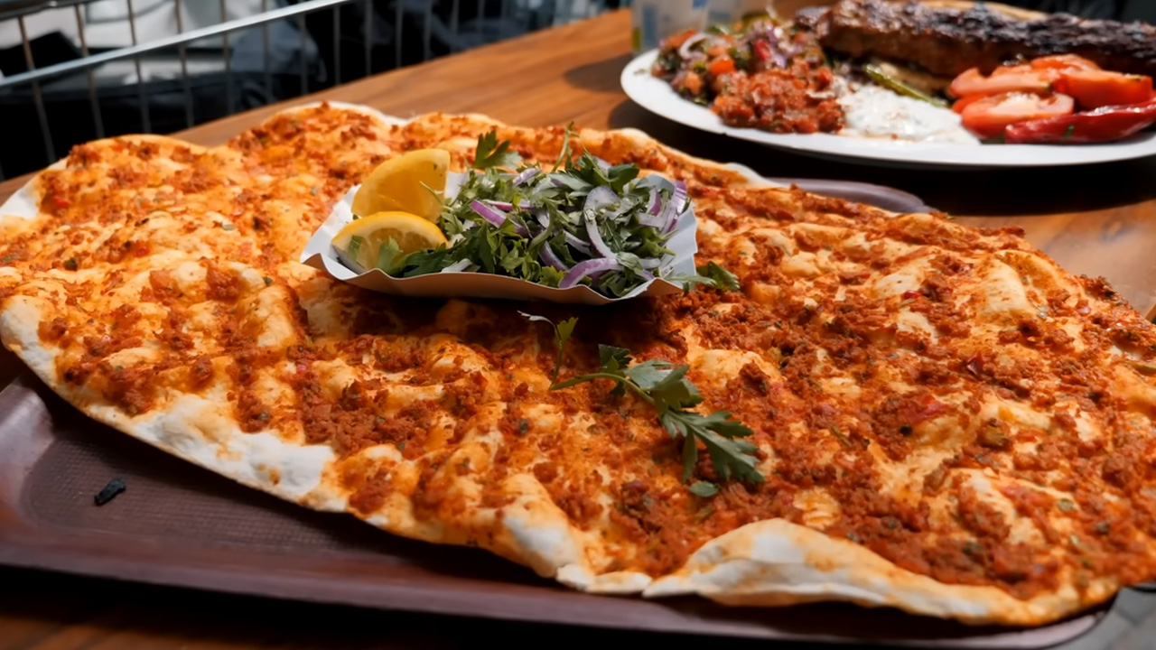Turkish street food lahmacun recipe: Why flatbread is the real street ...