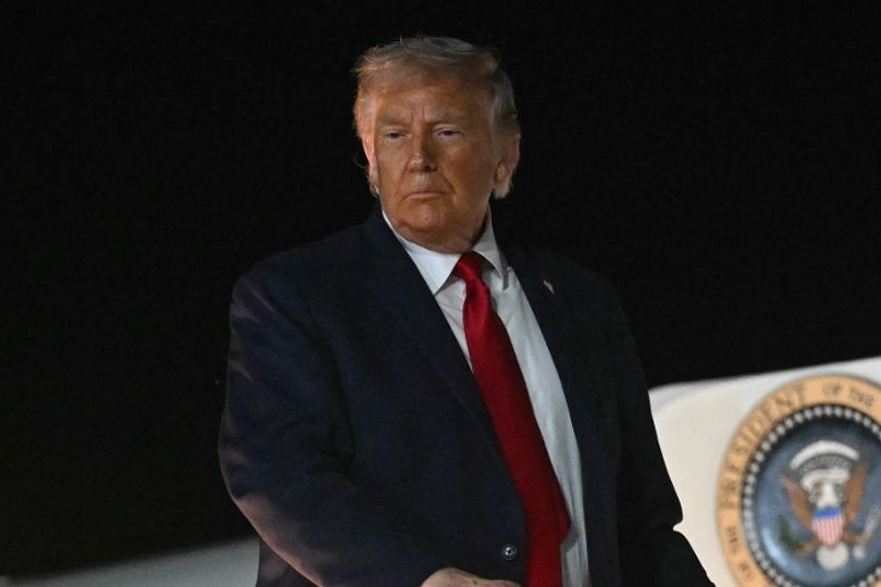 'Feeble' Donald Trump sparks fresh health fears as he makes awkward mix ...
