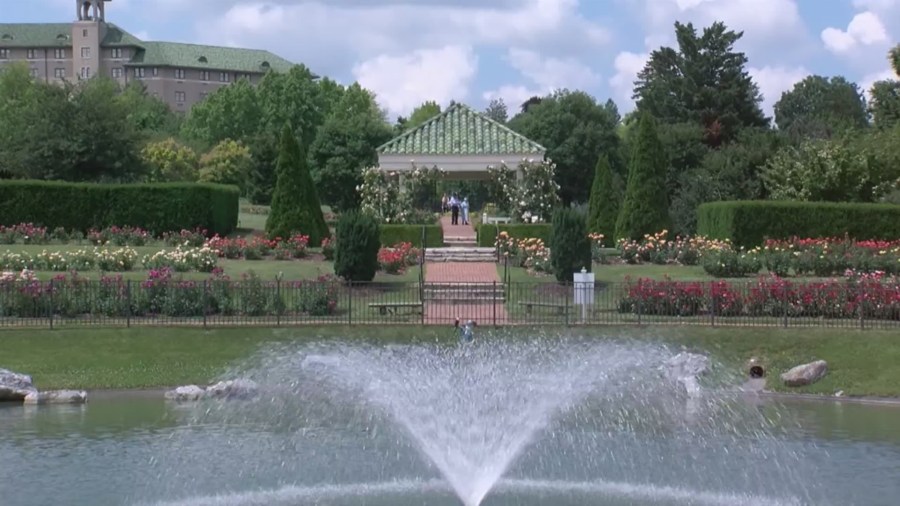 Thousands of roses bloom at Hershey Gardens
