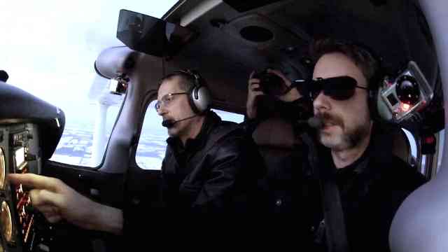 Watch a US pilot land in 51 knot crosswinds - "No room for error"