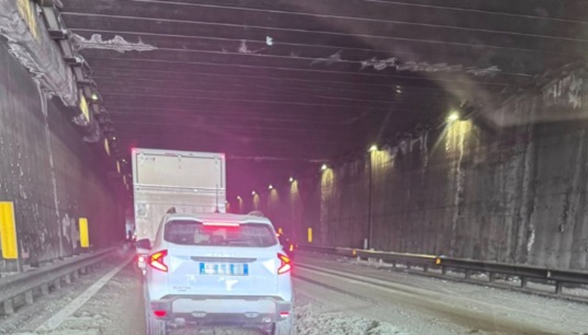 Camion disperde cemento durante il tragitto: tangenziale di Catania in tilt