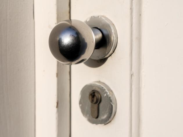 Schreck in Penzberg: Unbekannter gelangt in Haus und tritt Wohnungstür ...