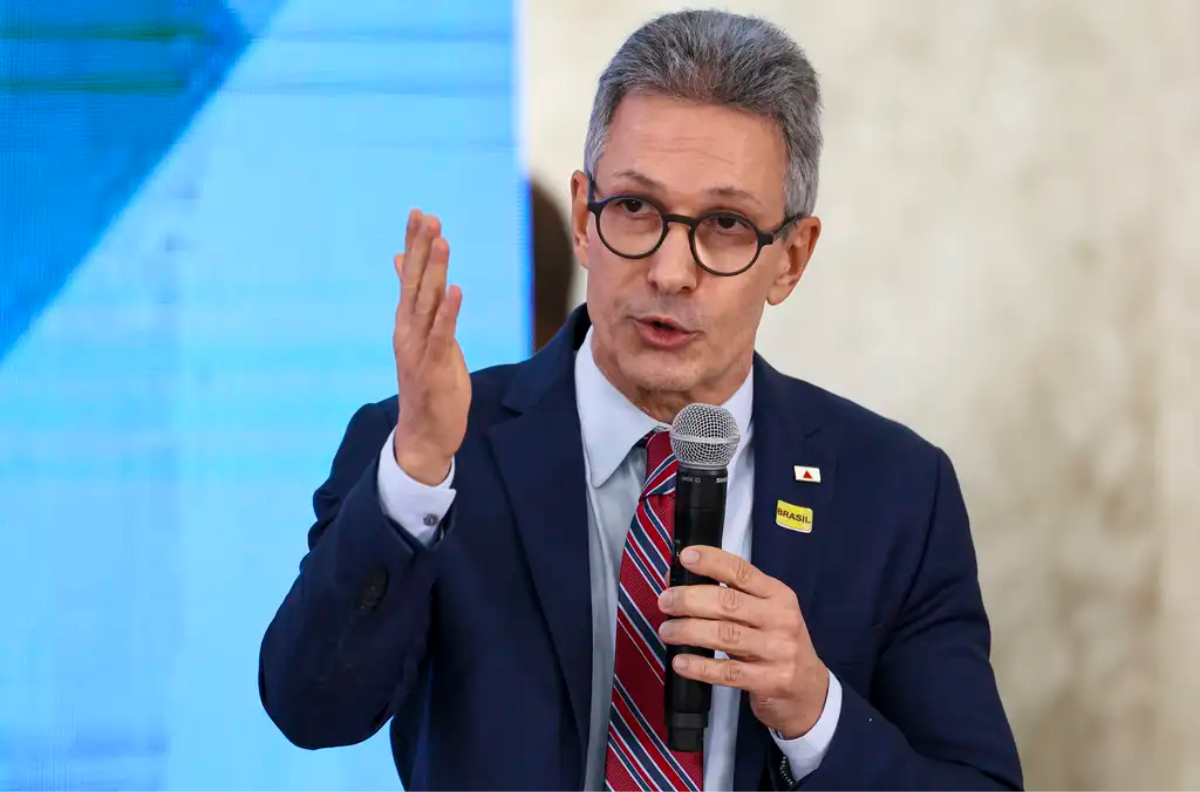 Zema sinaliza apoio a Flávio Bolsonaro no segundo turno após atrito por ...