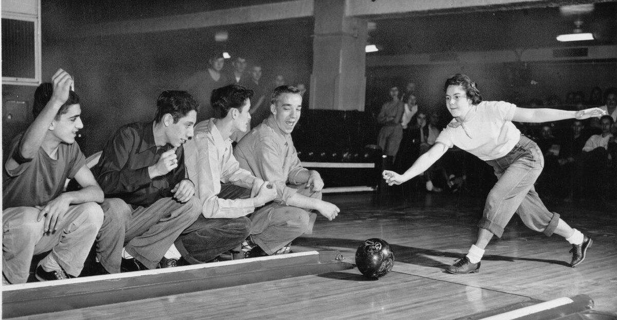 15 vintage photos of bowling alleys