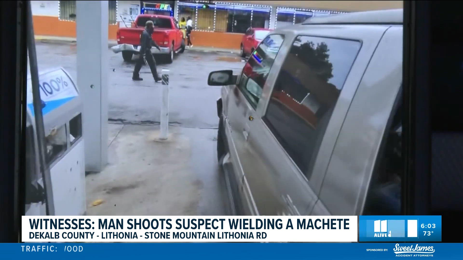 Violent confrontation with suspect wielding machete caught on video