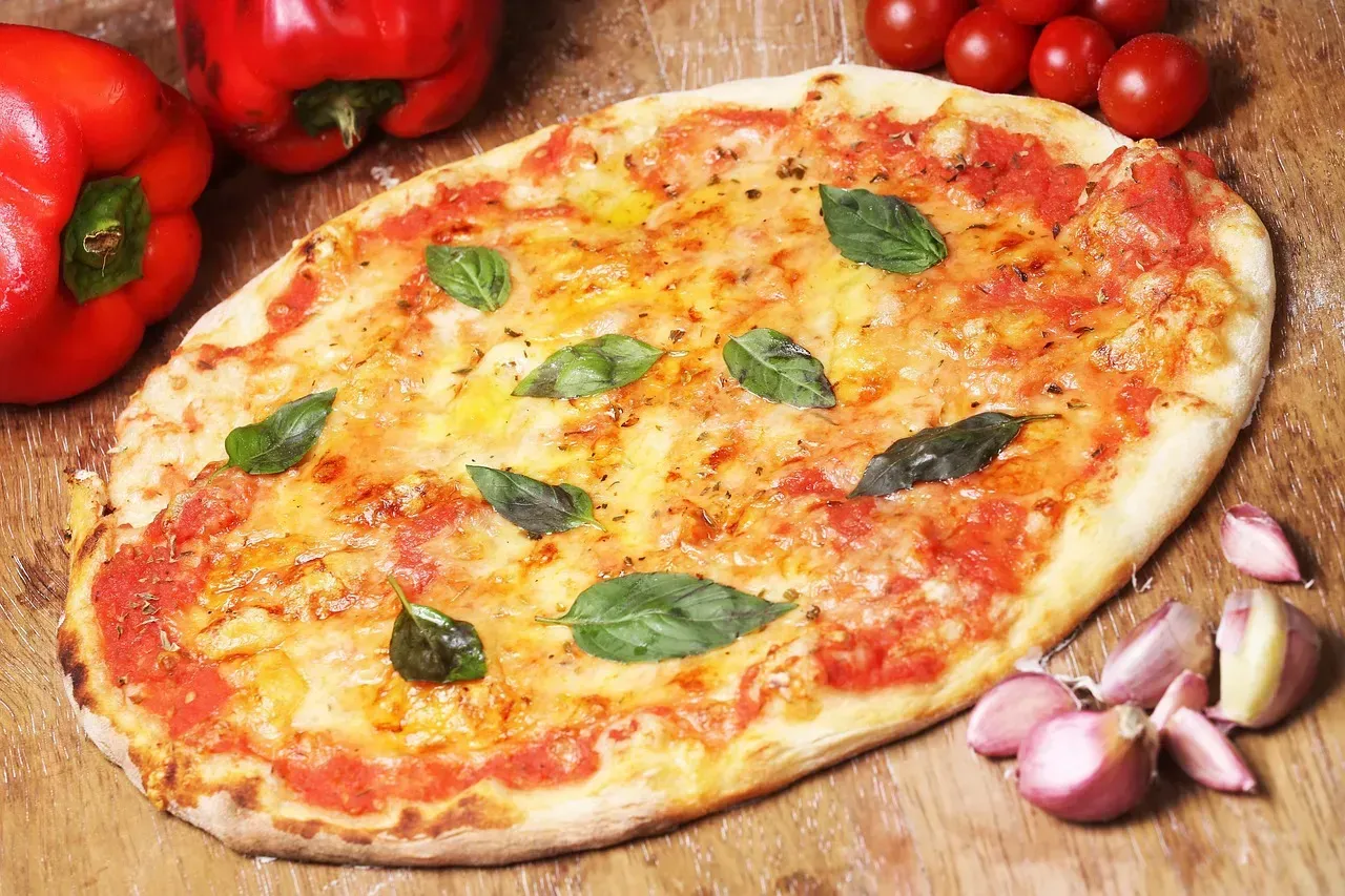 8 unspoken pizza etiquette rules you're probably breaking, according to ...