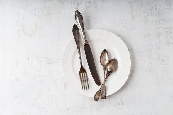 Tarnished cutlery will sparkle when washed in natural 2-ingredient solution