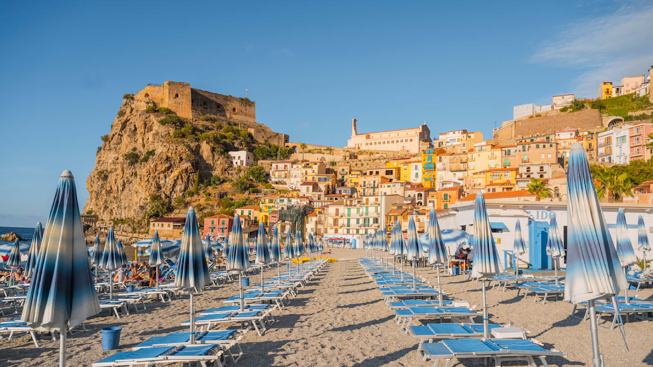 Für Schirme und Liegen - So viel müssen Italien-Urlauber 2026 am Strand ...