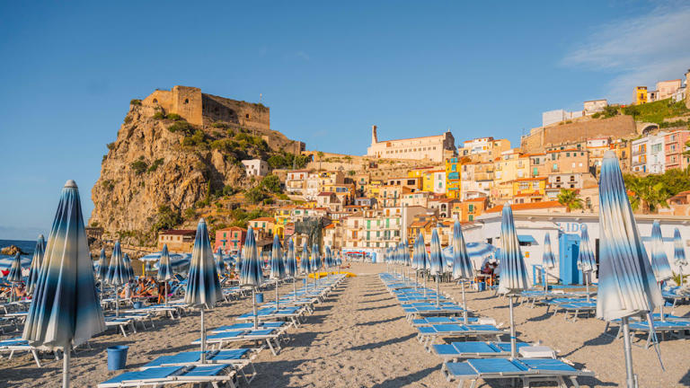 Für Schirme und Liegen - So viel müssen Italien-Urlauber 2026 am Strand ...