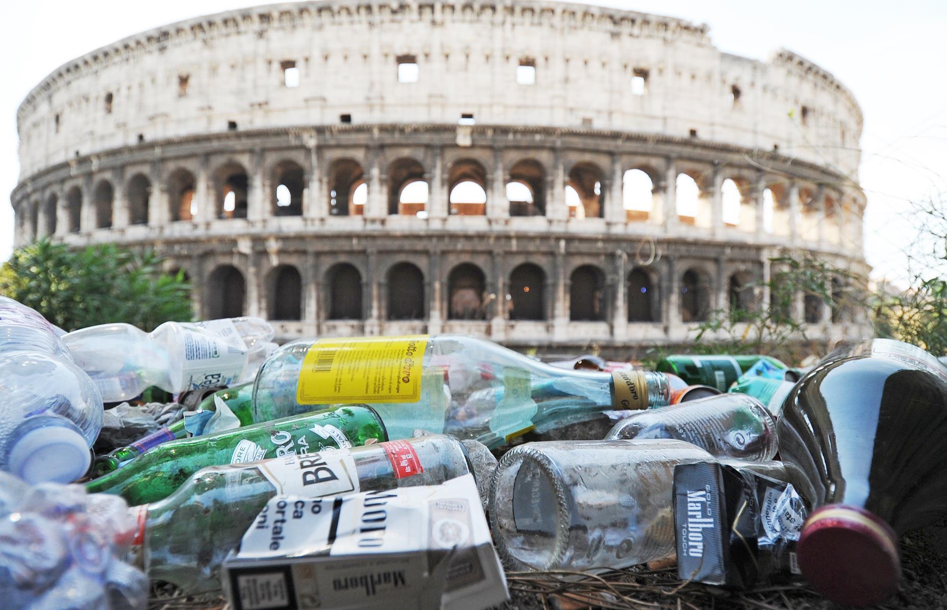 19 beautiful travel destinations drowning in trash