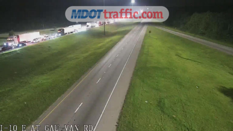 One dead after early morning crash on I-10 in Jackson County