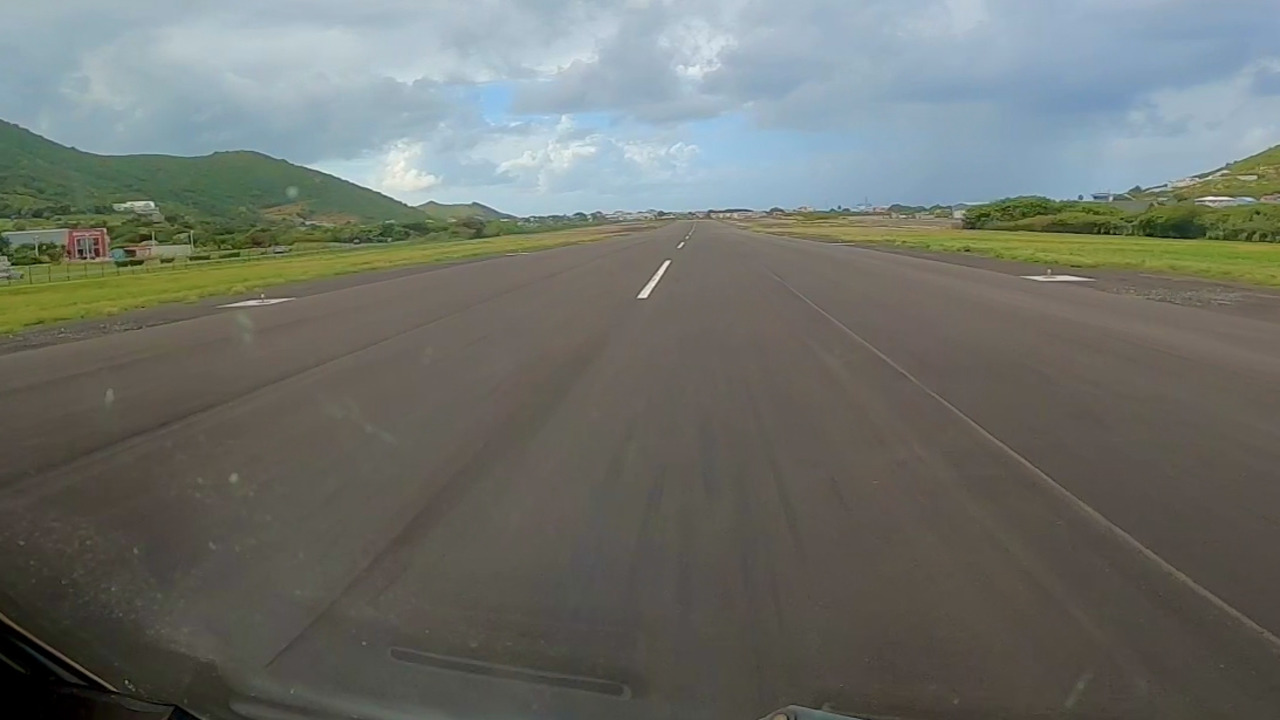 Landing of ATR-72 aircraft in St Maarten captured by Just Planes