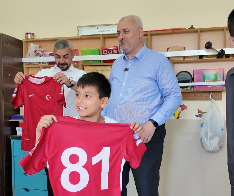 Başkan Yıldız sözünü tuttu öğrencilere milli forma hediye etti