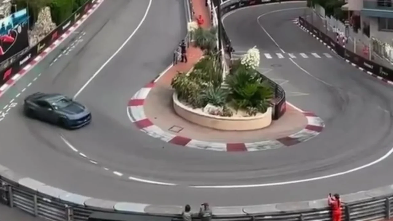 Formula Drift champion James Deane casually drifts Mustang through ...