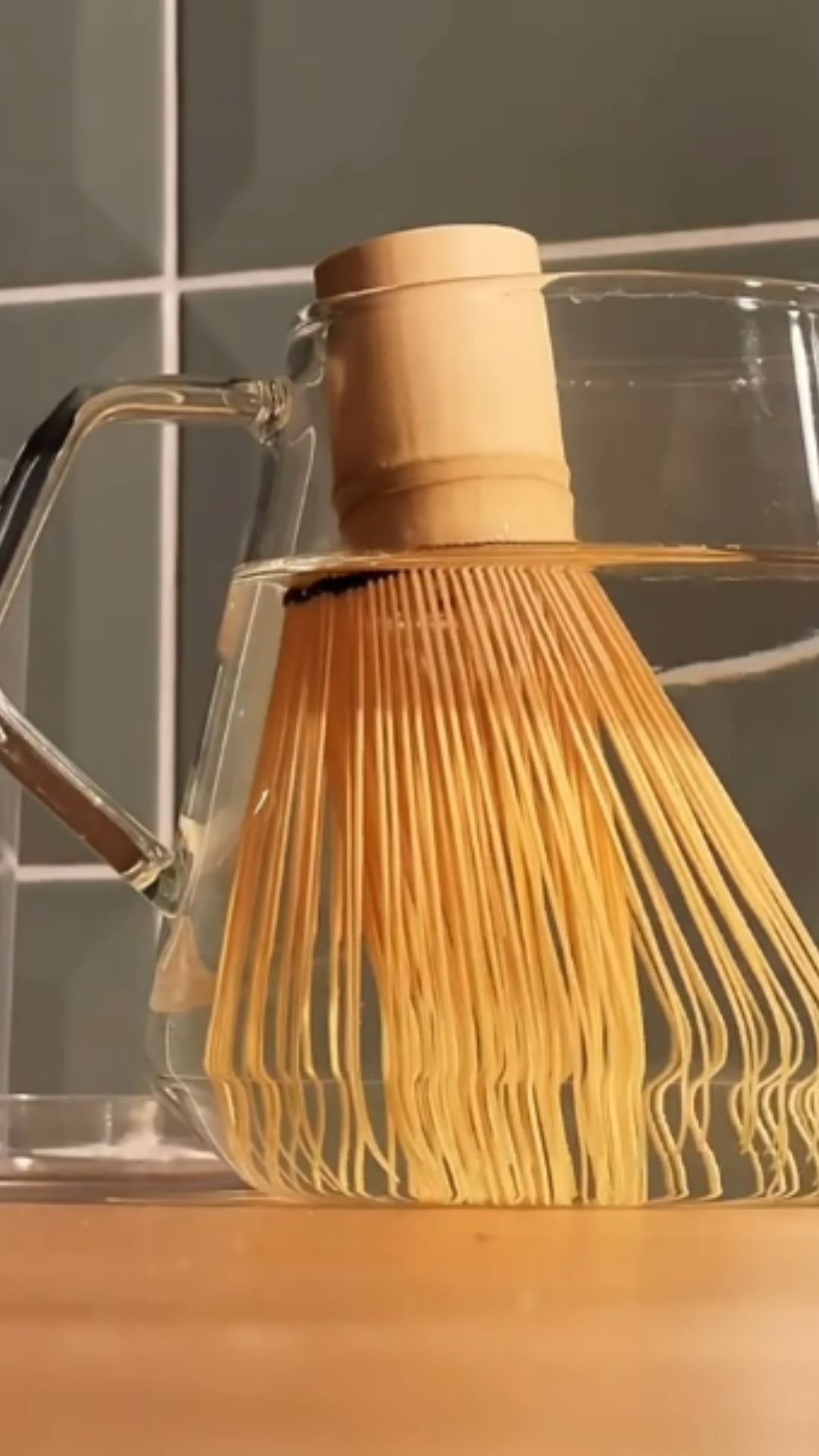Faça isso com o seu matcha whisk e melhore sua bebida