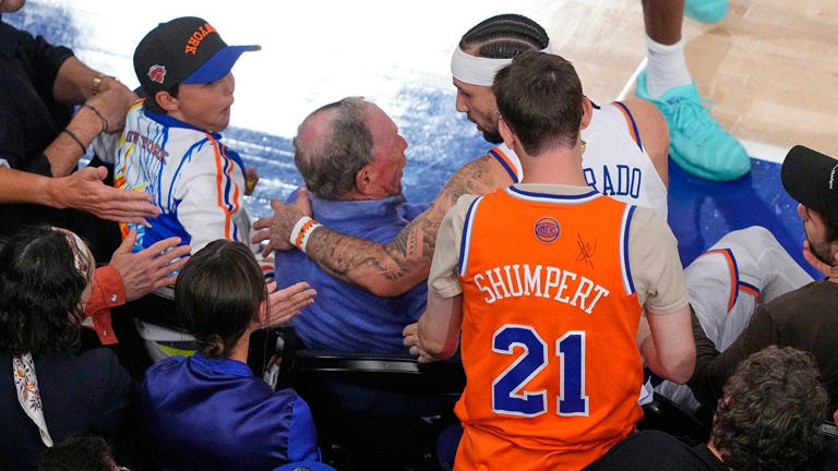 Knicks guard nearly wipes out Michael Bloomberg diving for loose ball ...