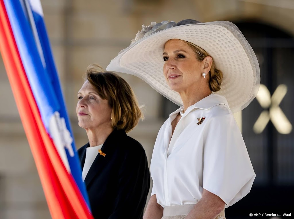 Máxima kiest voor grote witte hoed bij ontvangst bondspresident
