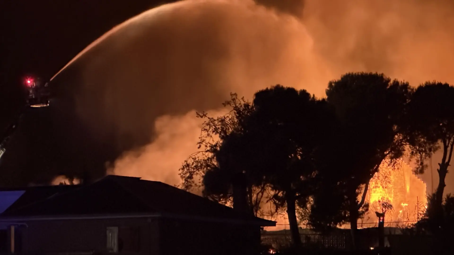 Estabilizado el gran incendio de Lleida que ha calcinado y provocado el ...