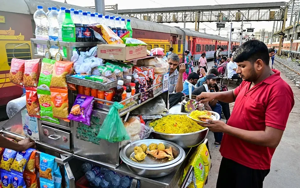 Experts highlight heightened street food safety risks in summer