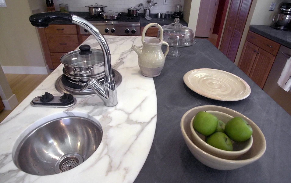 Invisible kitchens and bold natural materials define 2026 trends