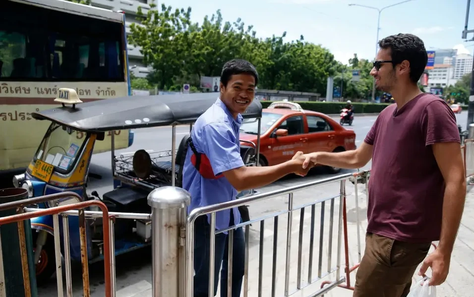 Thai locals’ surprise at polite tourist sparks etiquette debate