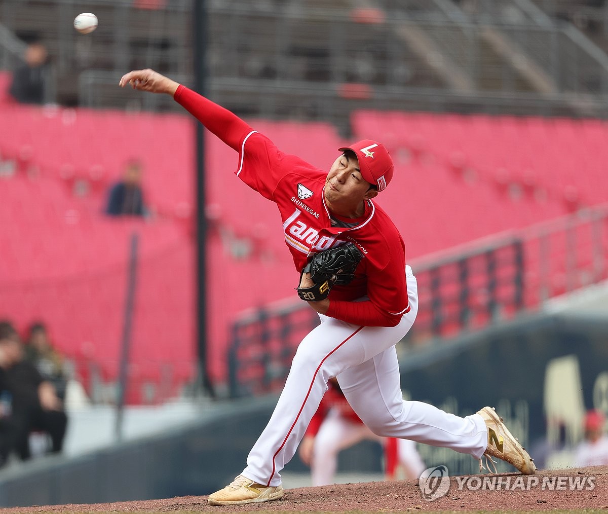영건·외국인 투수 앞세운 프로야구 SSG…분위기 반전 도모