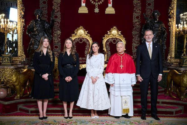 En deux apparitions, la reine Letizia prouve que le total look blanc ...