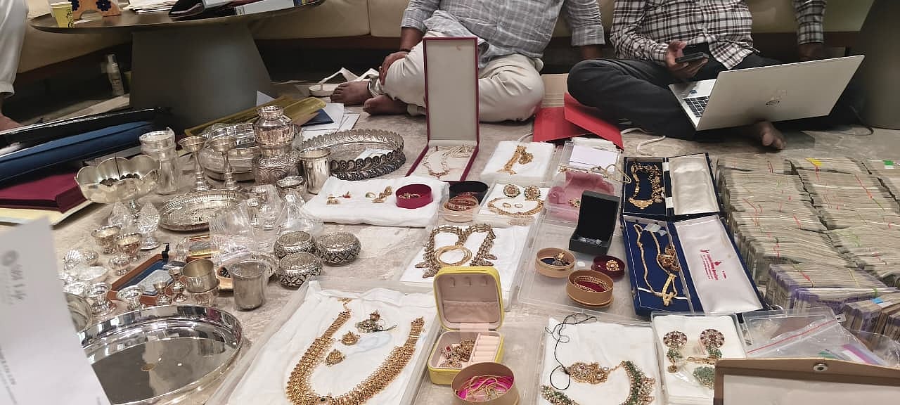 Telangana ACB raids R&B engineer-in-chief properties; Rs 65 lakh cash ...